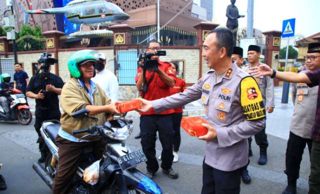 4 Jenderal Polri Kompak Bareng Polwan dan Wartawan Sebar Kebaikan di ...