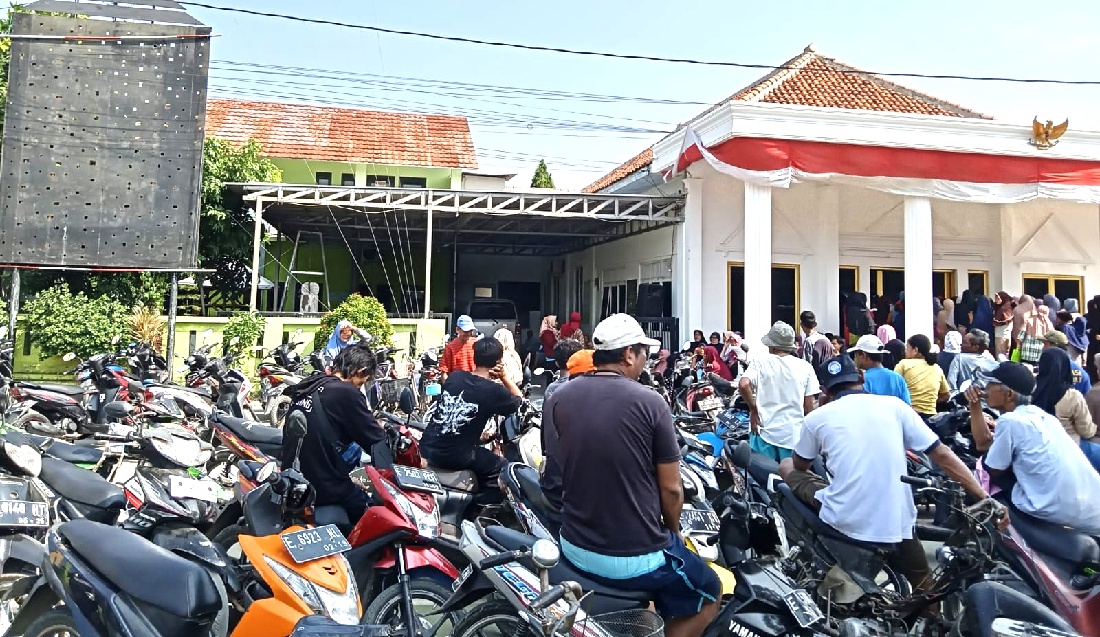 Diduga Ada Pungli, Warga Desa Bojong Wetan Diminta Uang Oleh Oknum RT ...