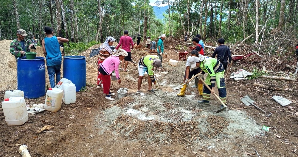 Desa Sait Kalangan II Tukka Bangun Jalan Usaha Tani 2025