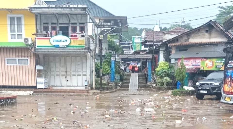 Pengunjung Wisatawan Baduy Komplen Banjir dan Sampah Berserakan di ...